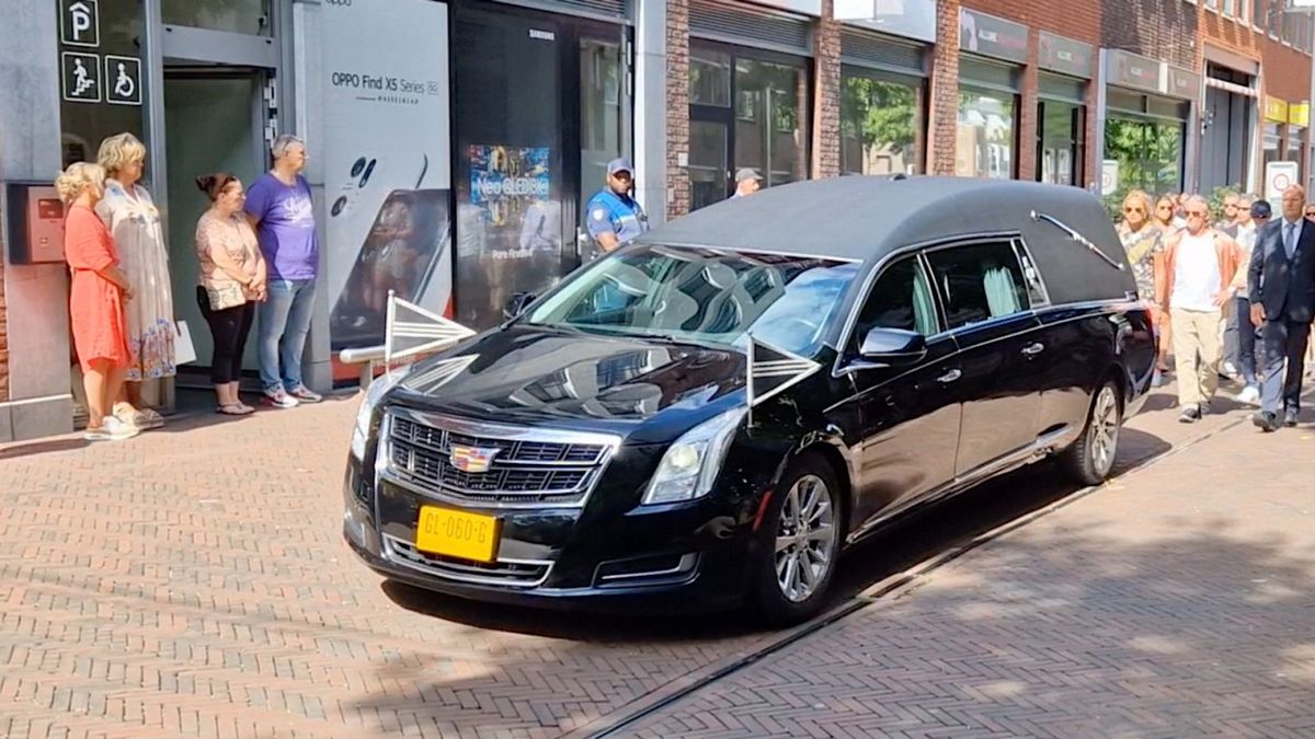 Militairen brengen in Alphen laatste groet aan doodgeschoten Simmie ...