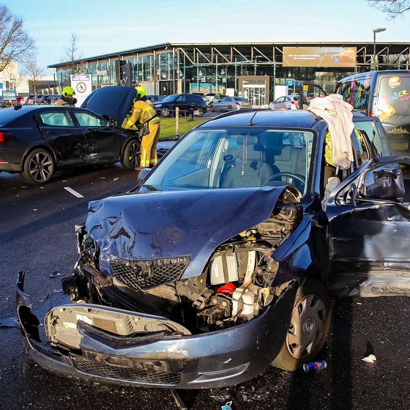 Botsing met veel schade • vrachtwagen vat vlam - Omroep Gelderland