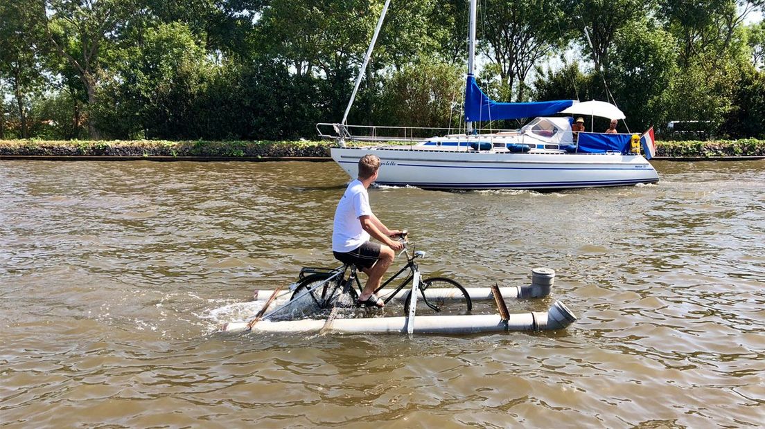 Rocus bouwt zelf waterfiets om Gouwe over te steken - Omroep West