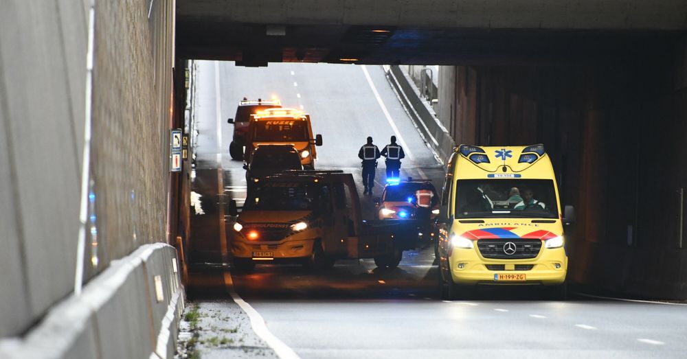 Twee ongelukken op N57 door gladheid, weg weer open - Omroep Zeeland