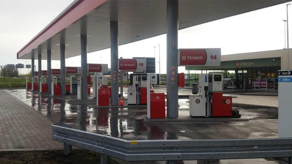 Nieuw tankstation blijkt onvindbaar: geen klant te zien - Omroep West