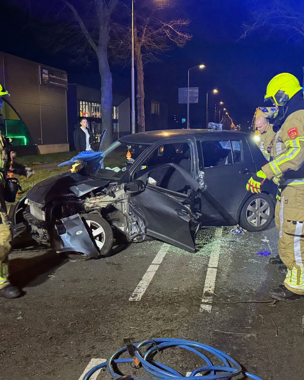 Auto botst tegen boom: traumahelikopter opgeroepen - L1 Nieuws