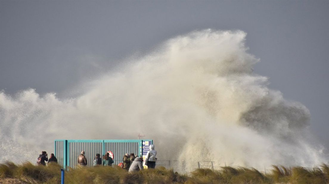 IN BEELD: Storm op Scheveningen - Omroep West