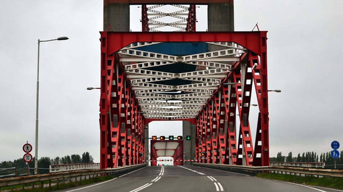 Spijkenisserbrug opnieuw vast - Rijnmond