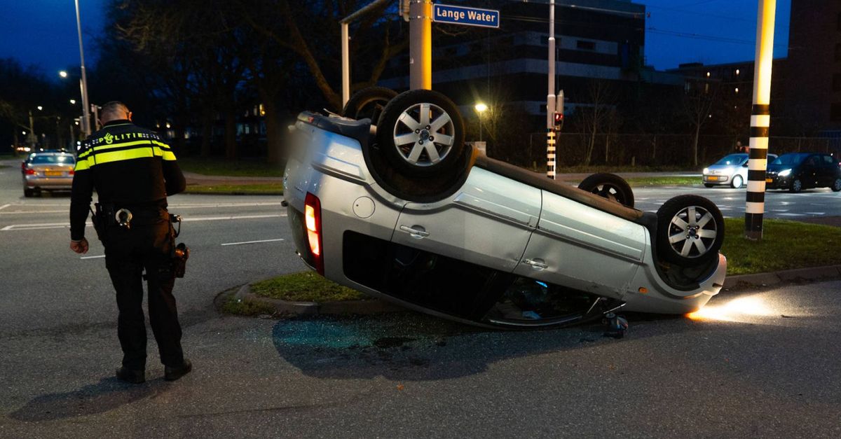 Auto slaat over de kop bij aanrijding - Omroep Gelderland