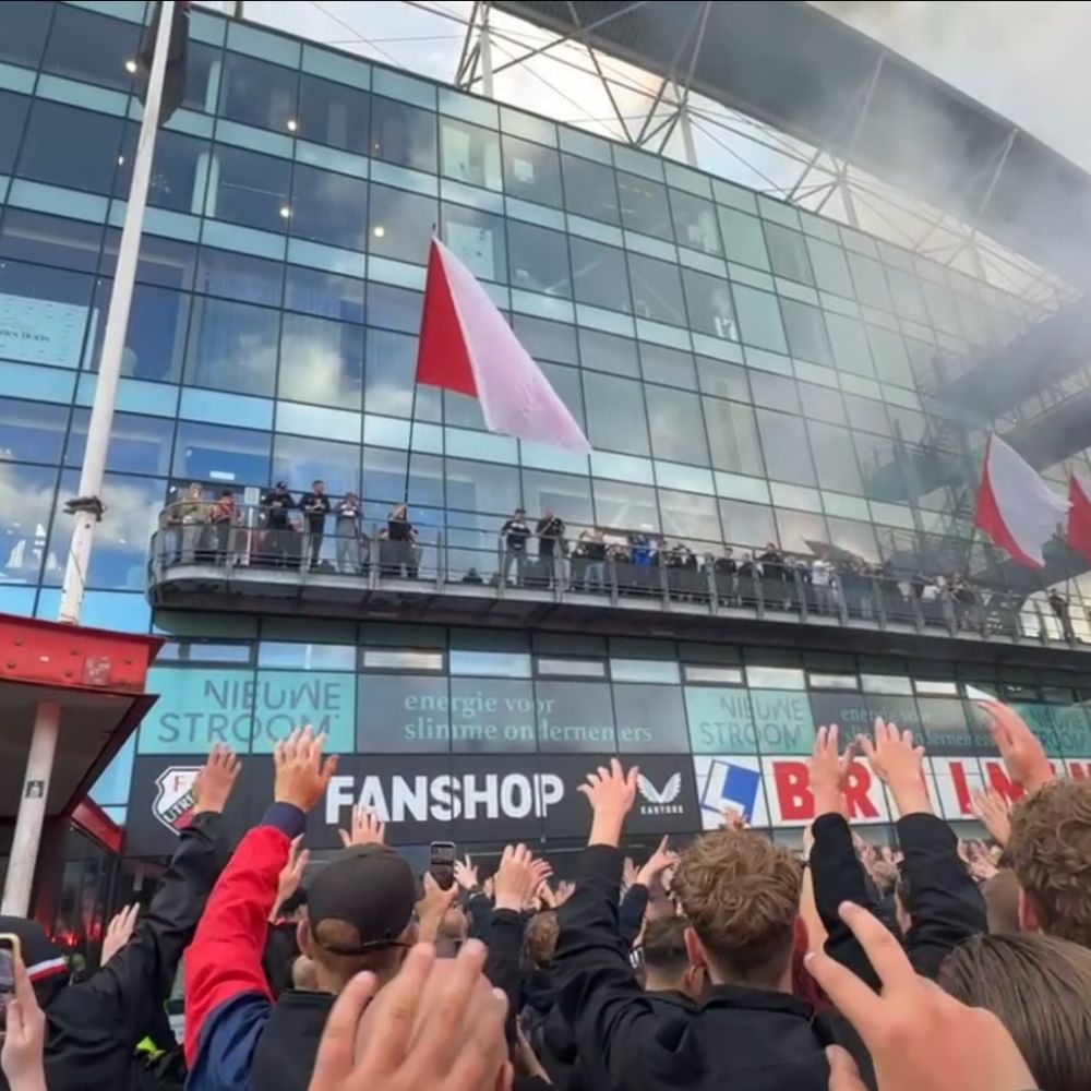 FC Utrecht-fans onthalen selectie bij Stadion Galgenwaard: 'Wij gaan ...