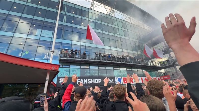 FC Utrecht-fans onthalen selectie bij Stadion Galgenwaard: 'Wij gaan ...