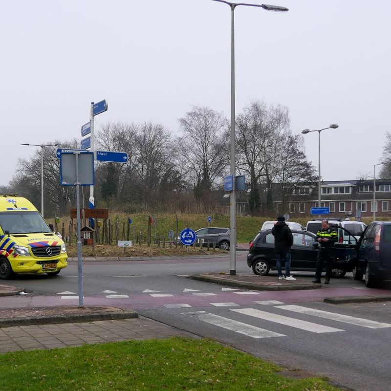 Aanrijding met drie auto's op rotonde in Enschede - Oost