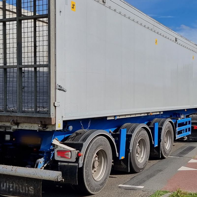 Fietser ernstig gewond na aanrijding met vrachtwagen - RTV Noord