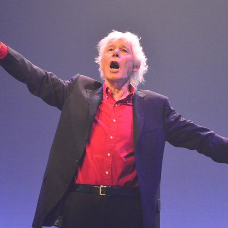 Cabaretier Paul van Vliet (87) overleden: 'Weer is een Haags icoon heengegaan' - Den Haag FM