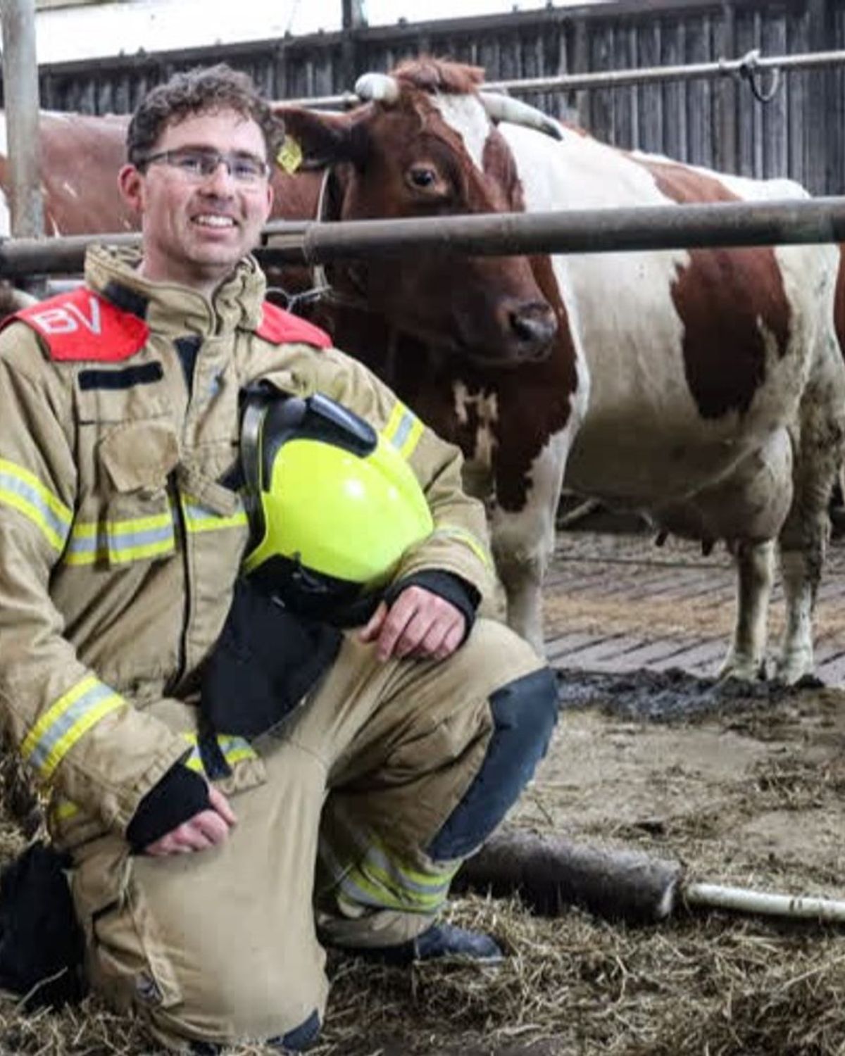 In een split second van koeien melken naar branden blussen: Dirk is ...