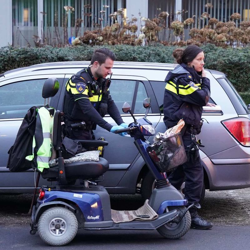 Bestuurder scootmobiel gewond bij botsing met auto - L1 Nieuws
