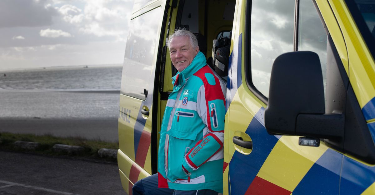 Bram schreef een boek over 32 jaar lang werken als ambulancebroeder: 'Je krijgt veel op je ...