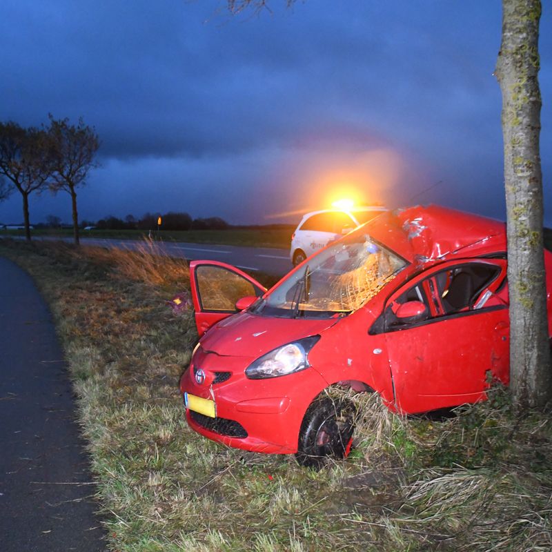Bestuurder zwaargewond na botsing tegen boom in Nieuwerkerk - Omroep Zeeland