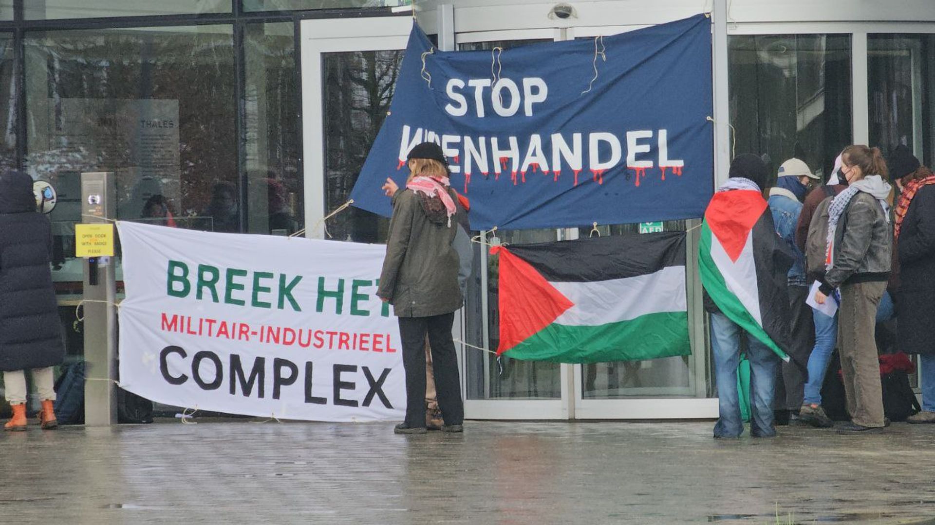 Tientallen Pro-Palestina demonstranten protesteren tegen wapenhandel ...