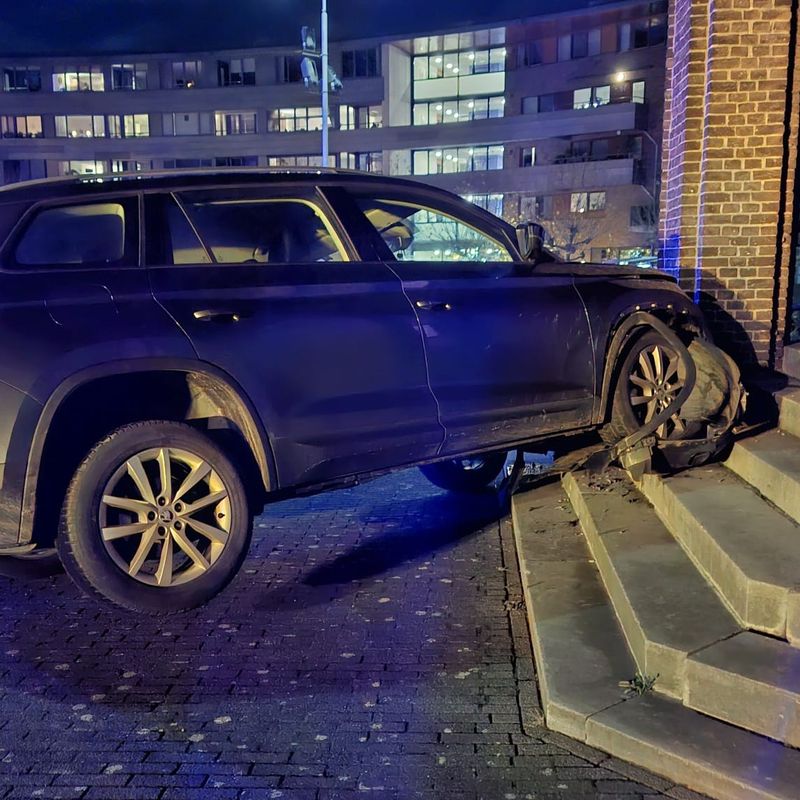 Auto botst tegen kerk in Venlo - L1 Nieuws