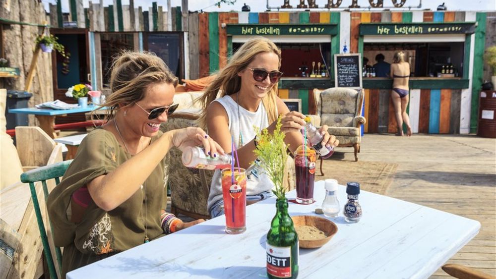 Gemeenteraad verdeeld over strandtenten hele jaar laten staan: 'Met ...