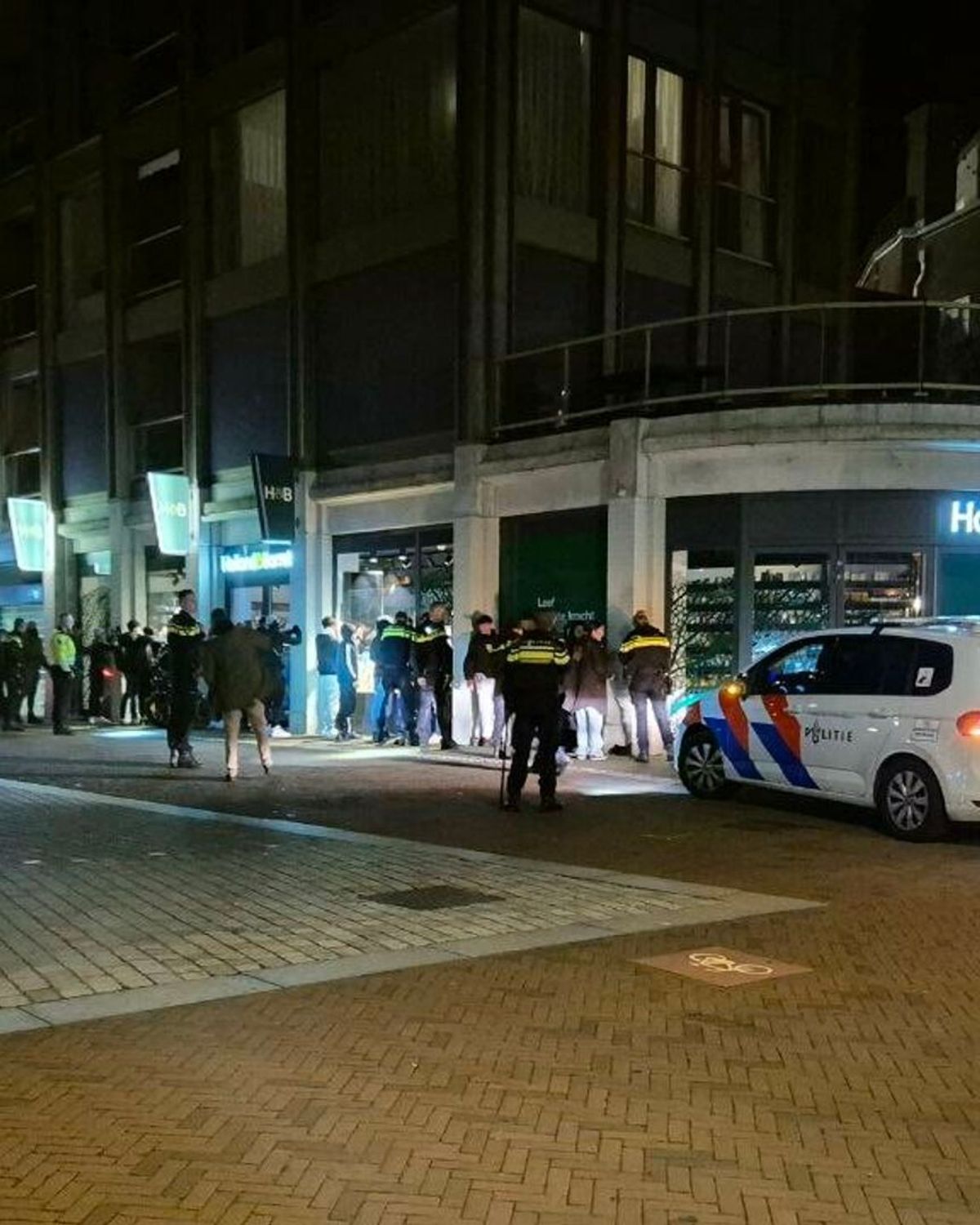 Politie fouilleert tientallen jongeren in Assen na steekpartij - RTV ...