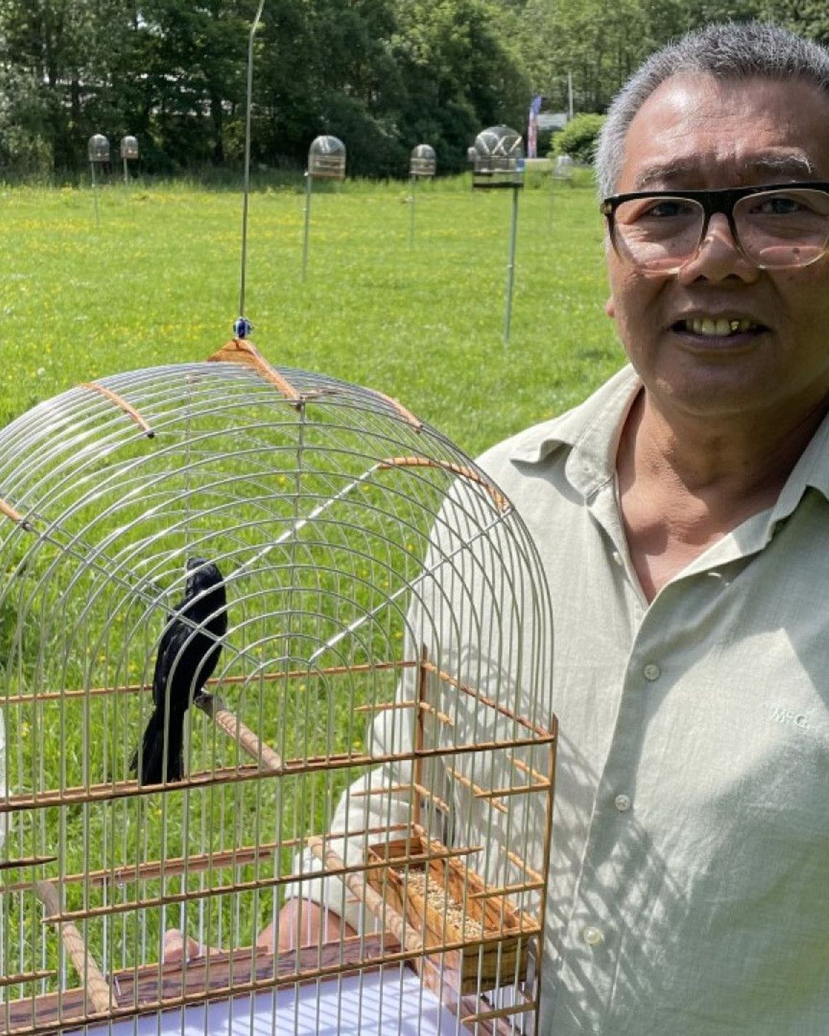 Surinaamse zangvogelvereniging traint weer buiten: 'Je vogel moet ...