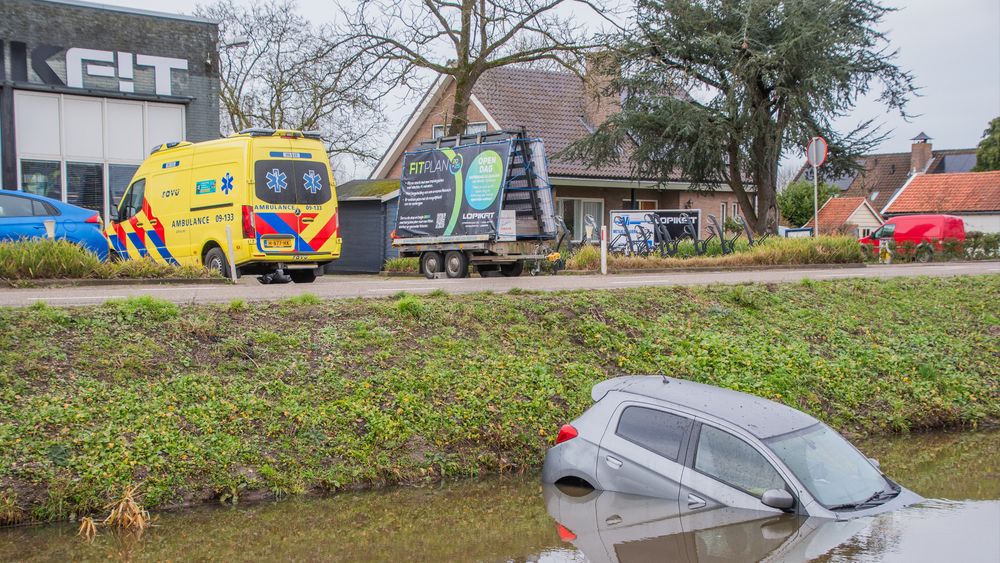 112-nieuws: Auto te water in Lopik | Vrouw langer vast na valse bommelding politiebureau - RTV ...