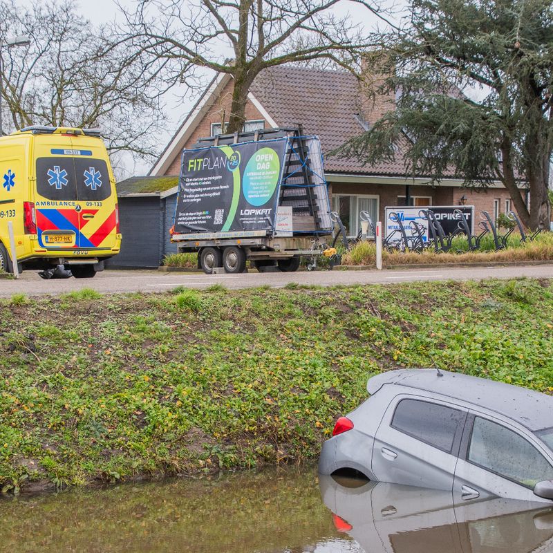 112-nieuws: Auto te water in Lopik | Vrouw langer vast na valse bommelding politiebureau - RTV ...