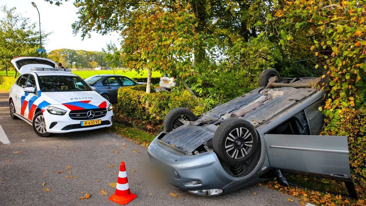 Auto op de kop in tuin - Omroep Gelderland