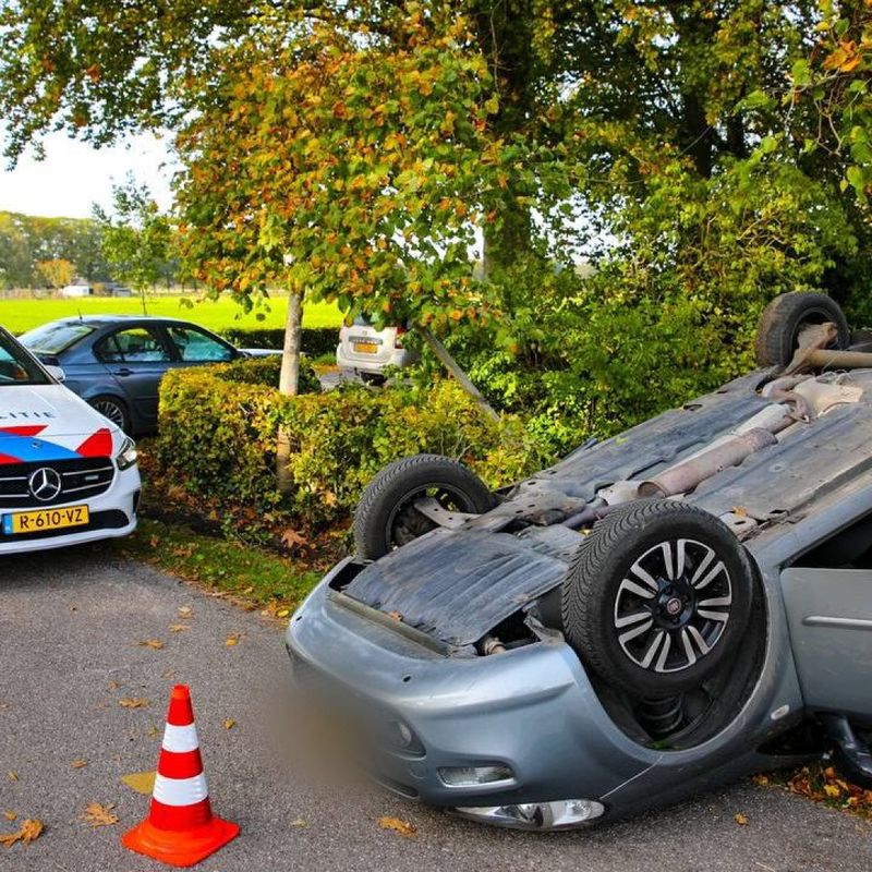 Auto op de kop in tuin - Omroep Gelderland