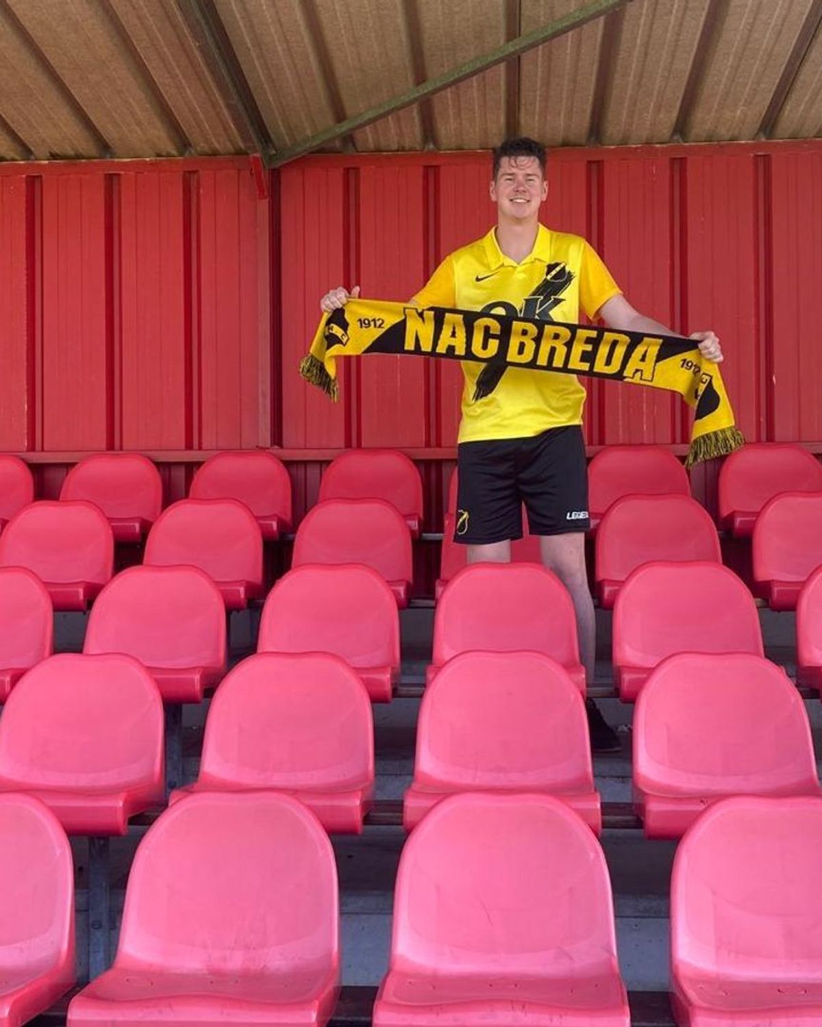 Juichen voor NAC Breda of voor het Zeeuws Elftal in Kapelle, Colin moet ...
