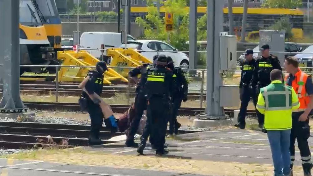 Cameraman mishandeld tijdens demonstratie van Extinction Rebellion op ...