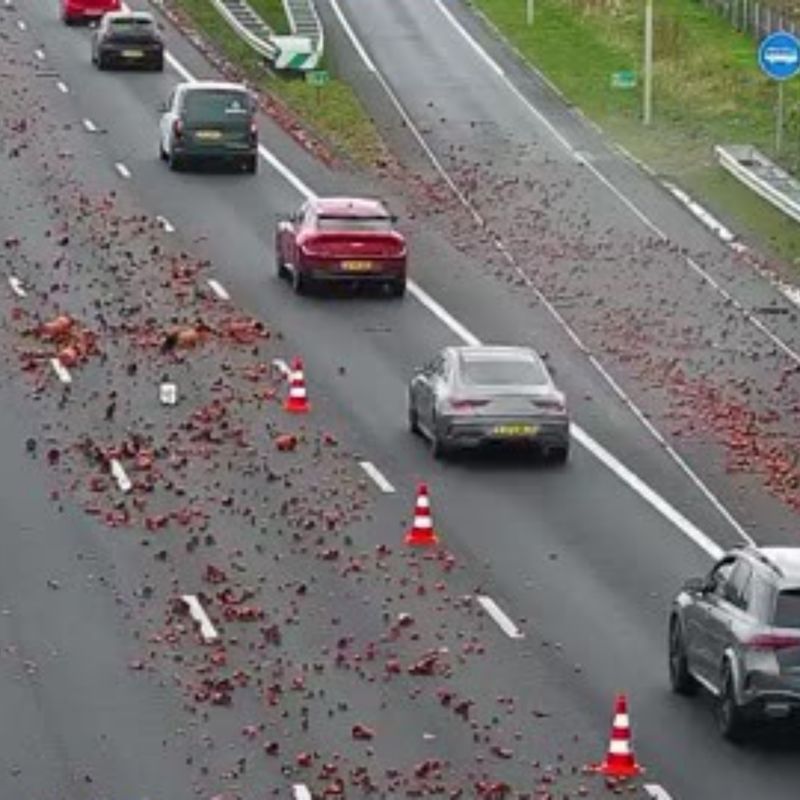 112-nieuws vrijdag 22 maart: Bloempotten op de weg zorgen voor file • Busje zit klem onder ...