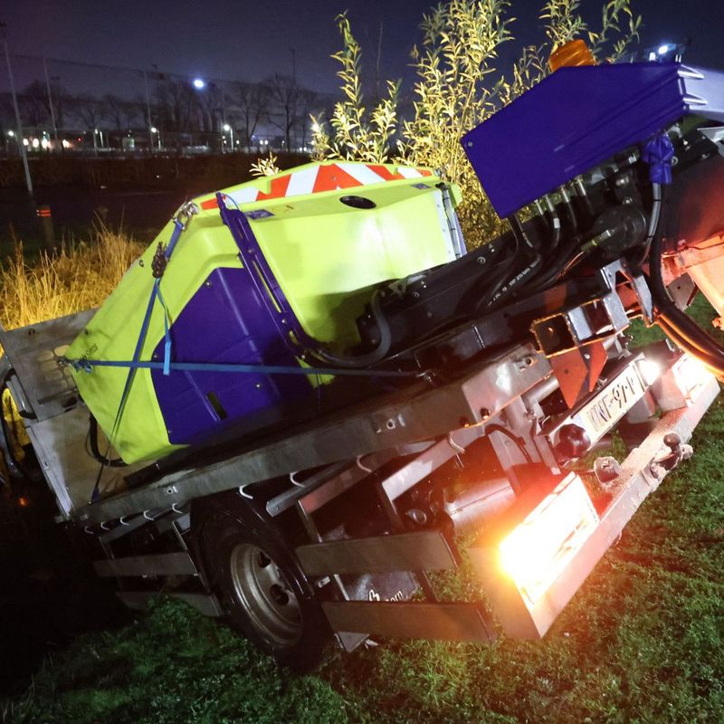 Opnieuw veel ongelukken door gladheid: strooiwagen en krantenbezorger rijden sloot in - Omroep West
