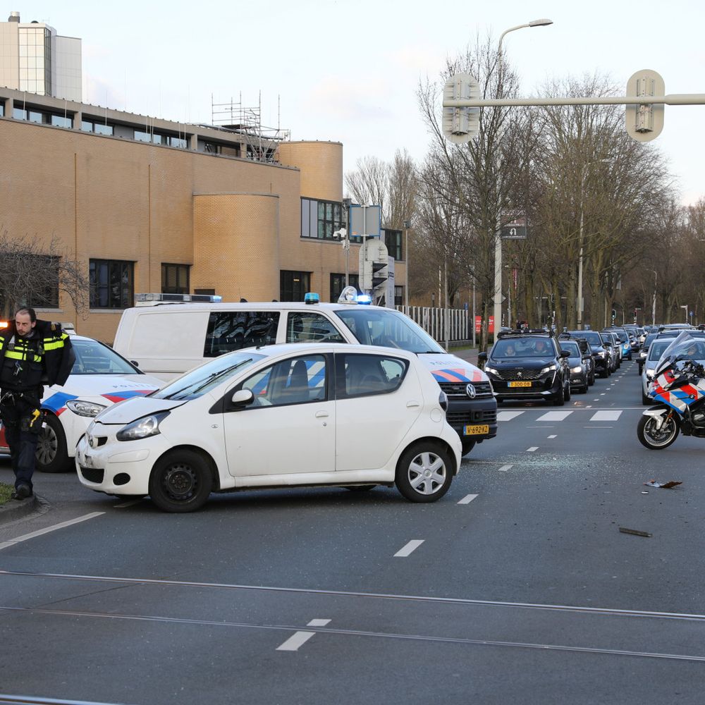 Verkeerschaos door ongeluk, meerdere auto's beschadigd - Omroep West