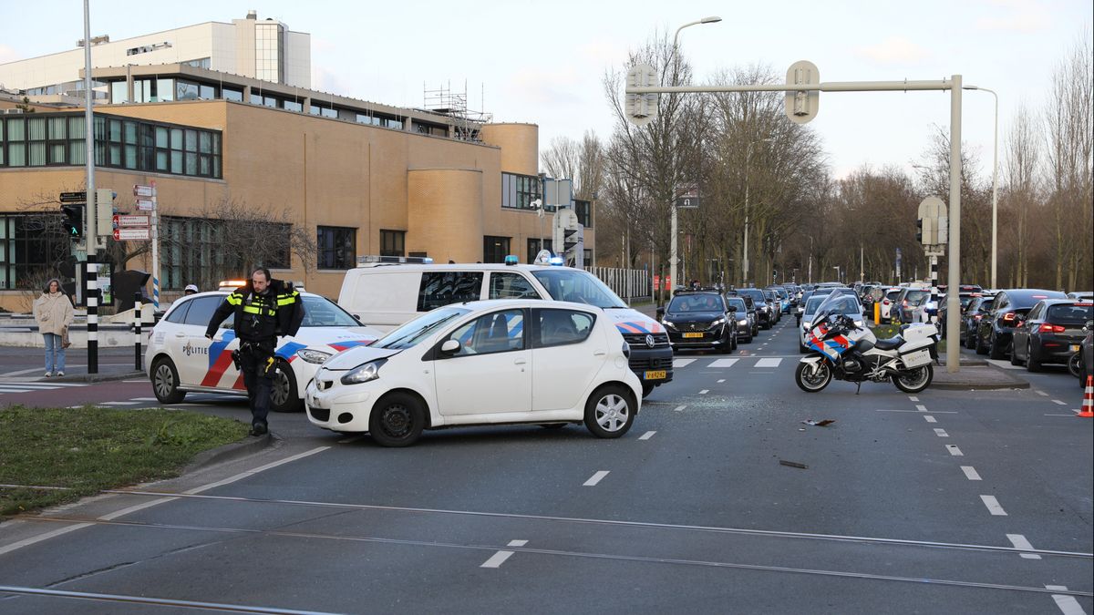 Verkeerschaos door ongeluk, meerdere auto's beschadigd - Omroep West
