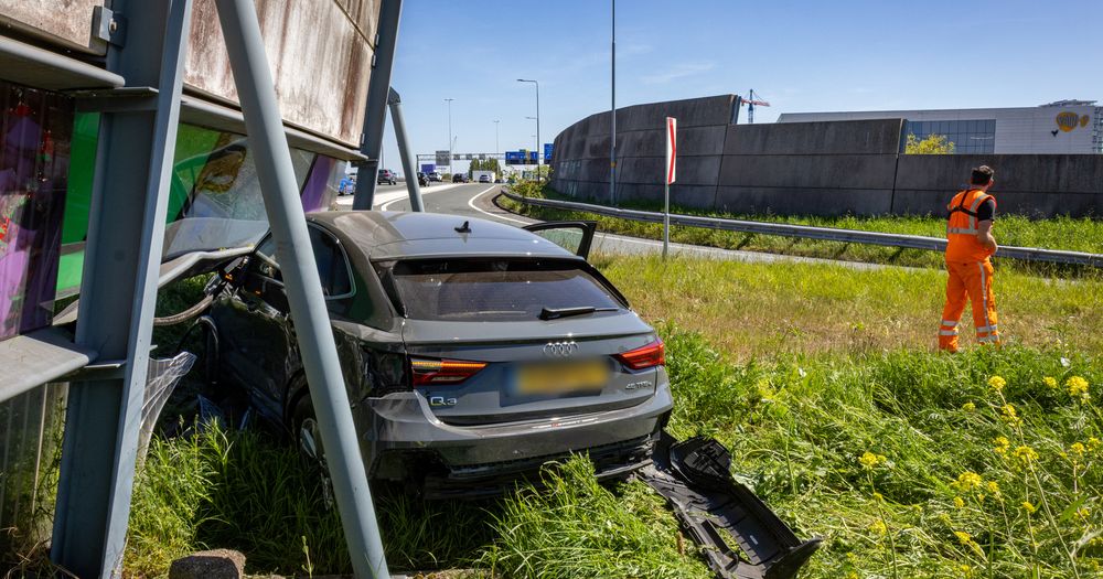 Auto vliegt uit de bocht en eindigt onder geluidswand - Rijnmond