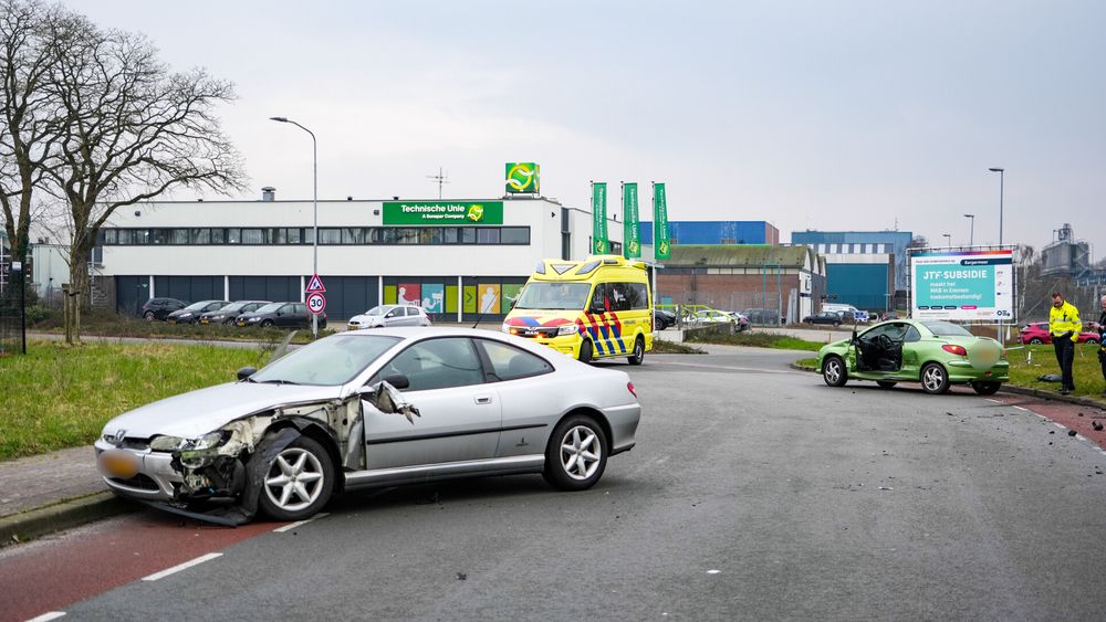 Gewonde bij botsing tussen twee auto's in Emmen - RTV Drenthe