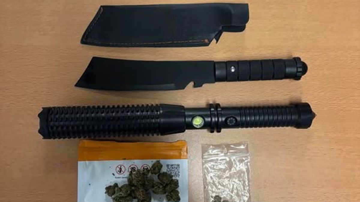 Tiener met wapenstok en groot mes in rugzak meegenomen door politie ...