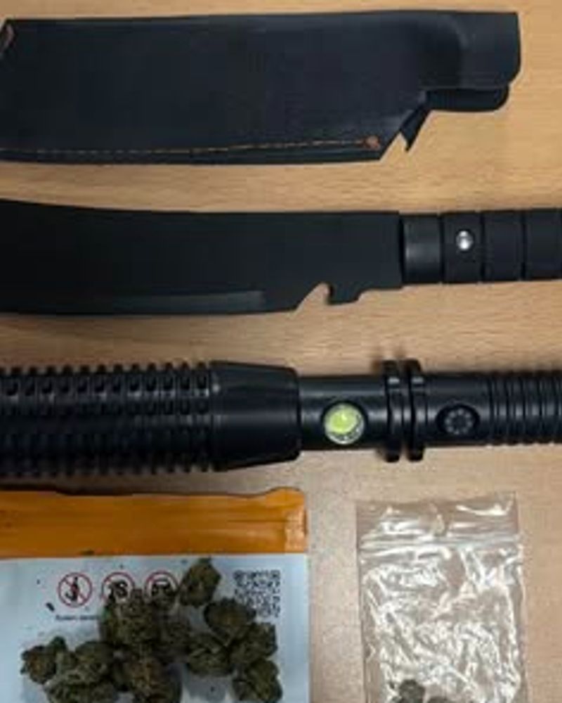 Tiener met wapenstok en groot mes in rugzak meegenomen door politie ...
