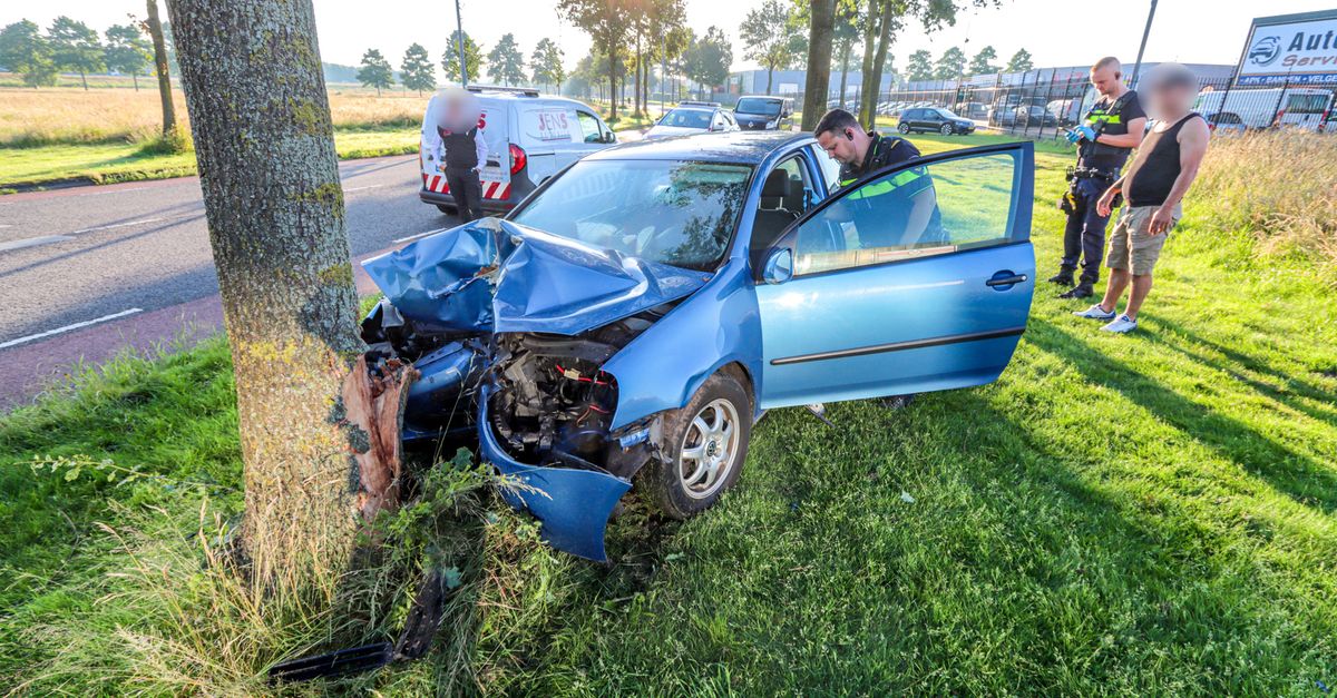 Automobilist botst frontaal tegen boom in Klazienaveen - RTV Drenthe