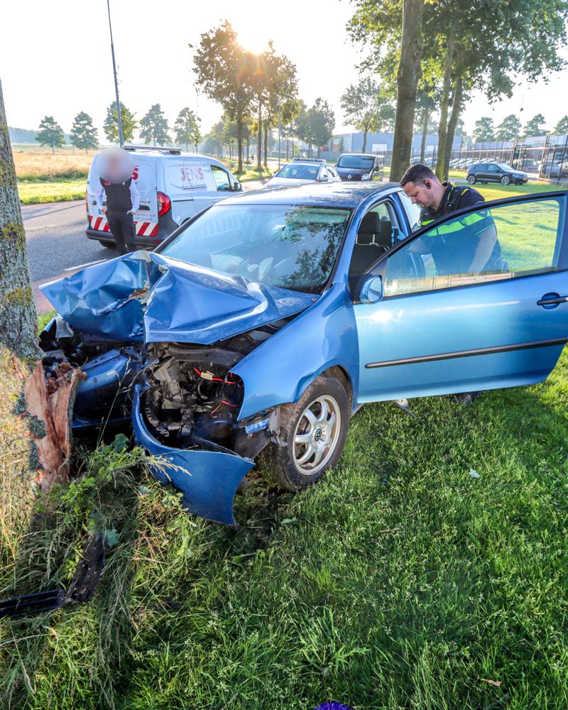 Automobilist botst frontaal tegen boom in Klazienaveen - RTV Drenthe