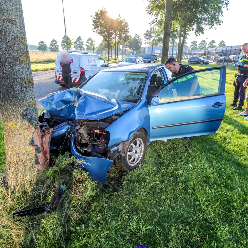 Automobilist botst frontaal tegen boom in Klazienaveen - RTV Drenthe