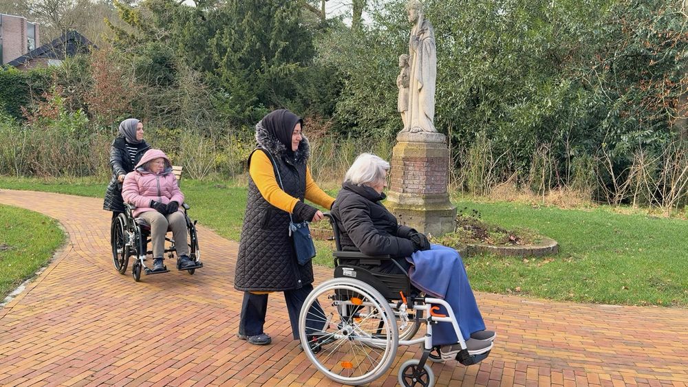 ‘Iedereen moppert, wij hebben plezier’: zo ziet samenleven met een azc ...