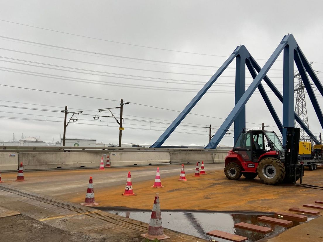 Suurhoffbrug wordt op unieke manier verstevigd - Rijnmond