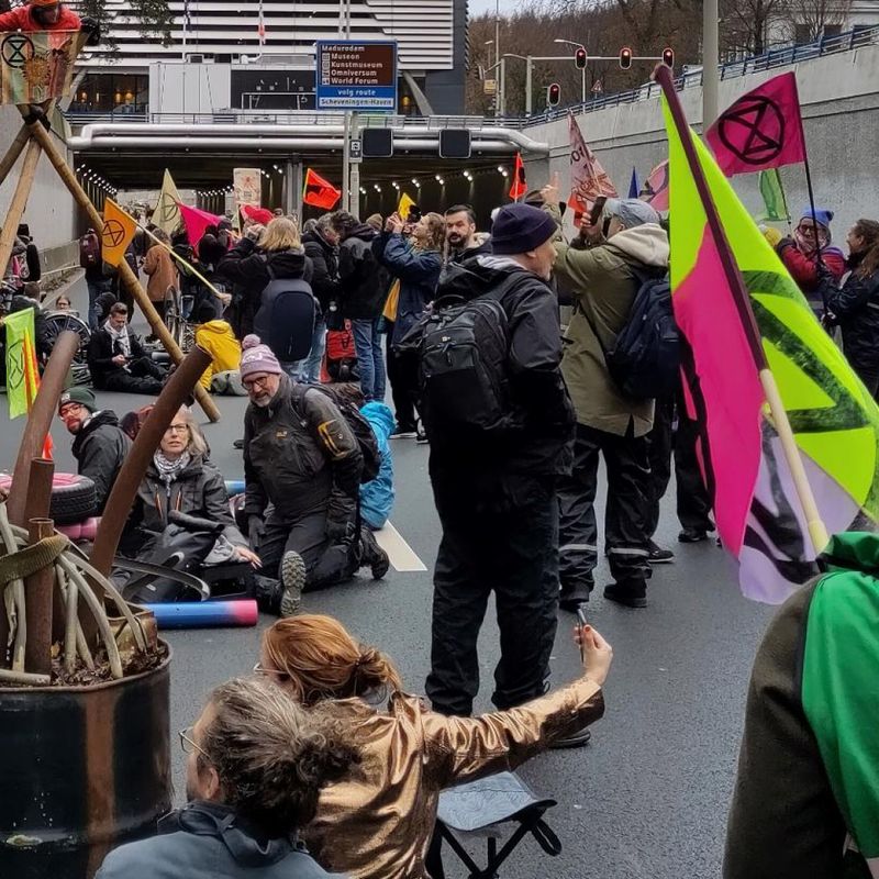 Extinction Rebellion blokkeert A12, politie haalt activisten van de weg - Den Haag FM