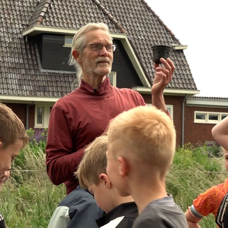 Het voedselbos van Tonny - van die oranje ligfiets - groeit - Omroep ...