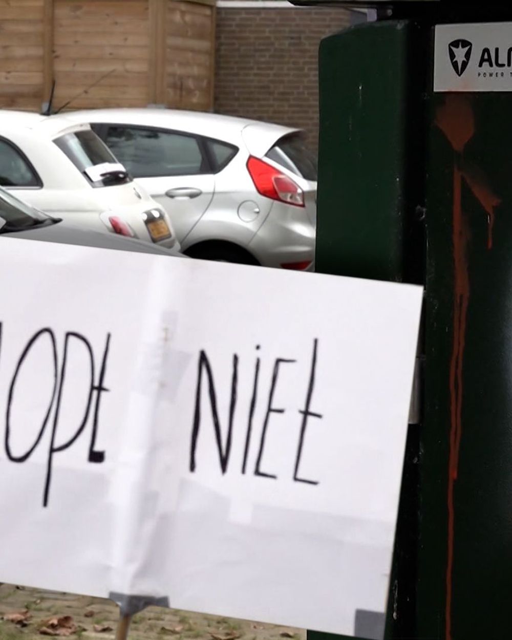 Parkeerplekken voor deur moeten weg: 'Waardeloos, het is autootje ...