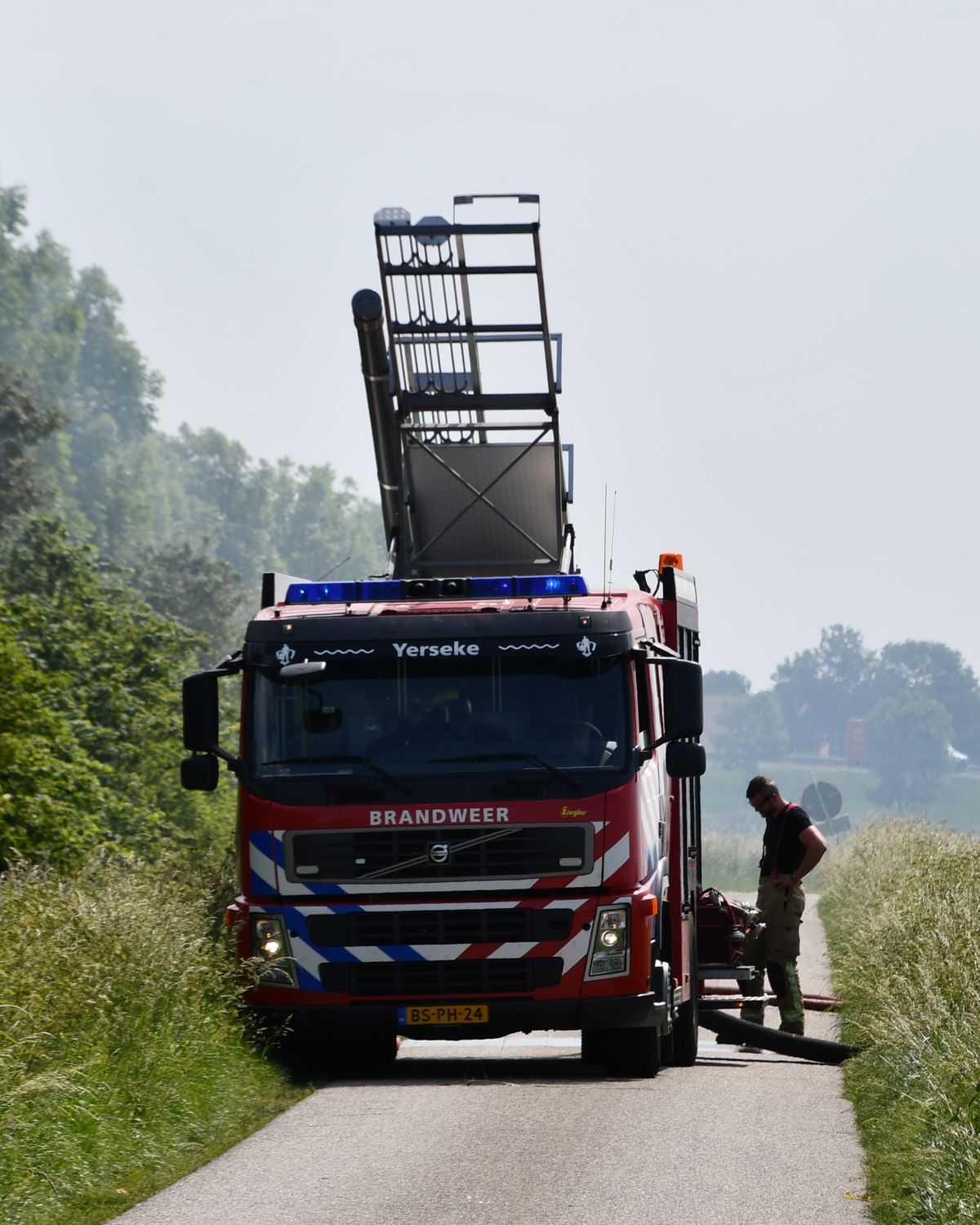 Stapel met uienkisten vliegt in brand bij bedrijf in Oostdijk - Omroep ...