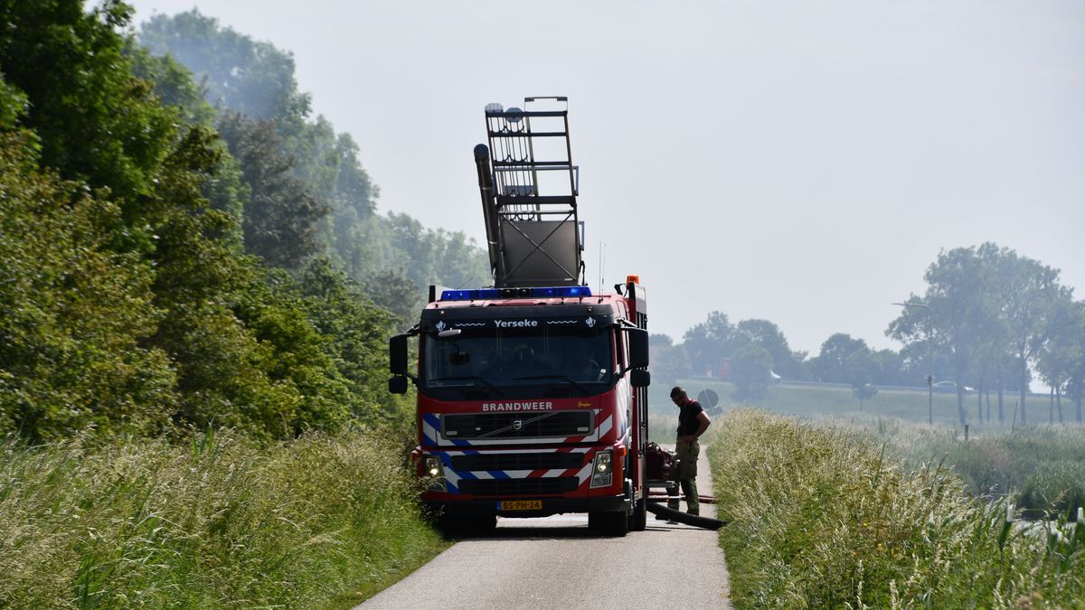 Stapel met uienkisten vliegt in brand bij bedrijf in Oostdijk - Omroep ...