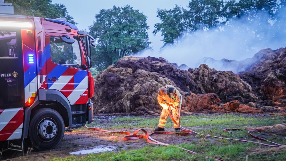 Voor tweede dag op rij brand in hooistapel in Eelde - RTV Drenthe