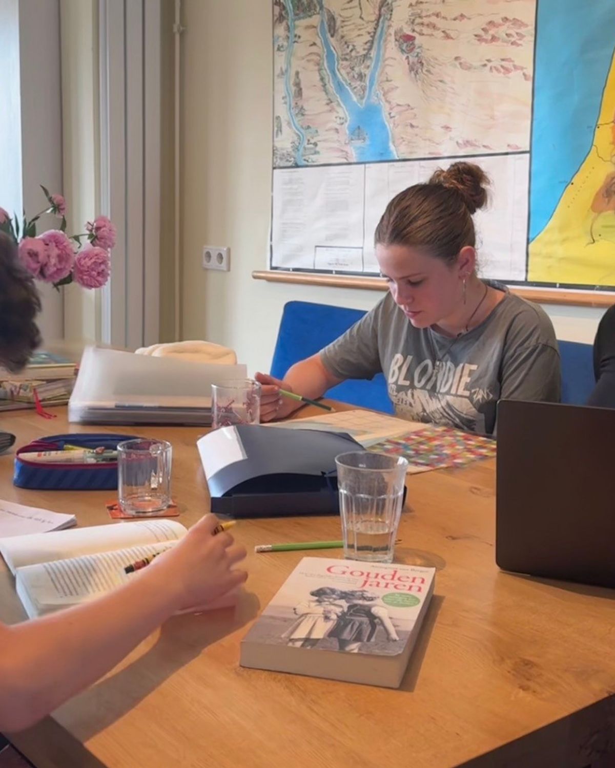 Kinderen van Pascale gaan niet naar school, maar krijgen thuis les ...