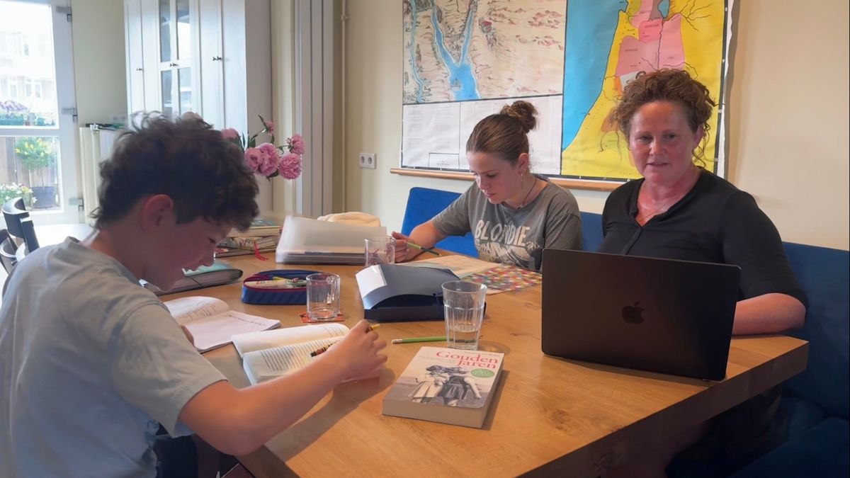Kinderen van Pascale gaan niet naar school, maar krijgen thuis les ...
